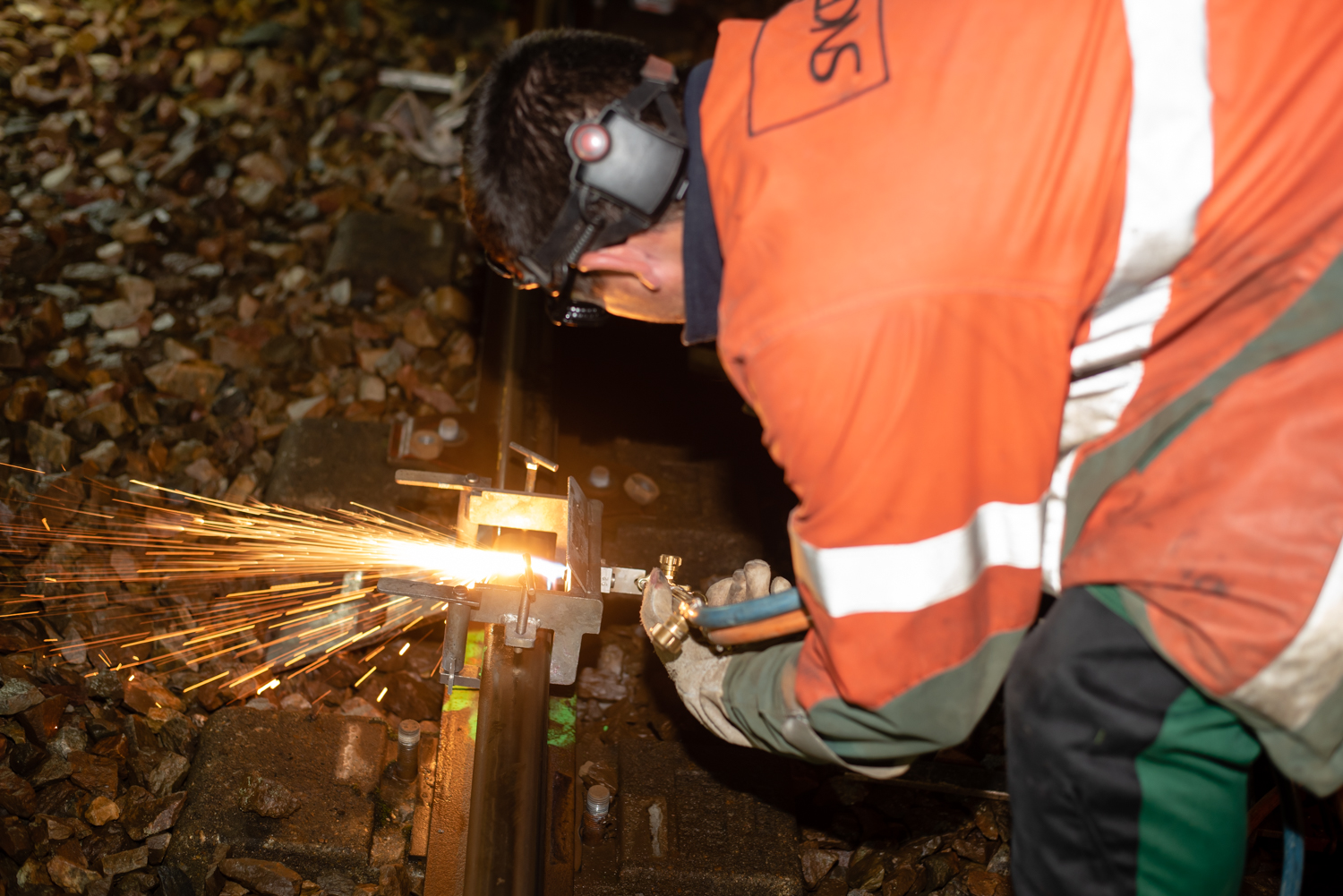 Procédé de soudure HWR pour SNCF Réseau - Reportage Chantier - Agathe ...